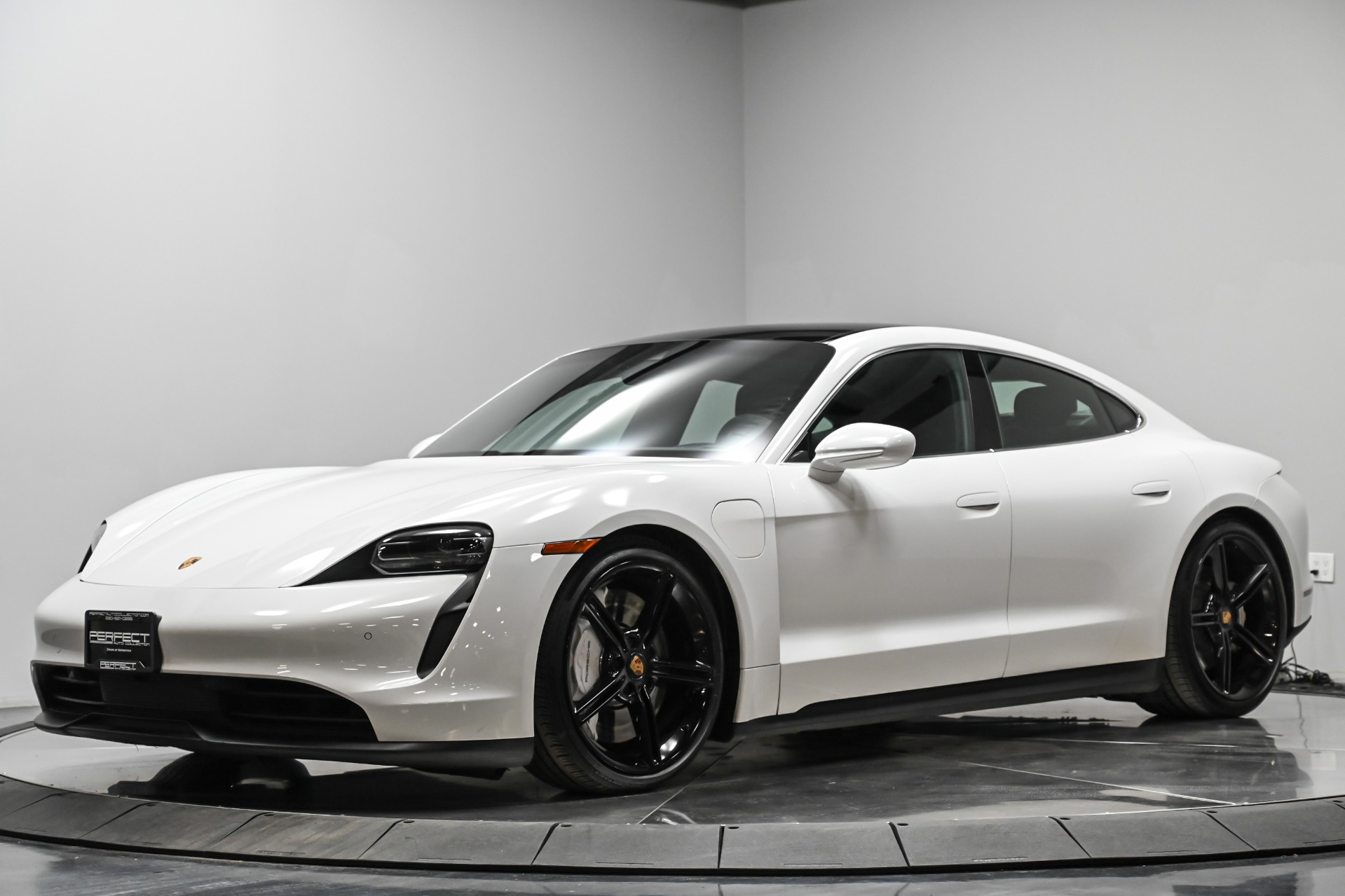 Porsche taycan 4s cena store